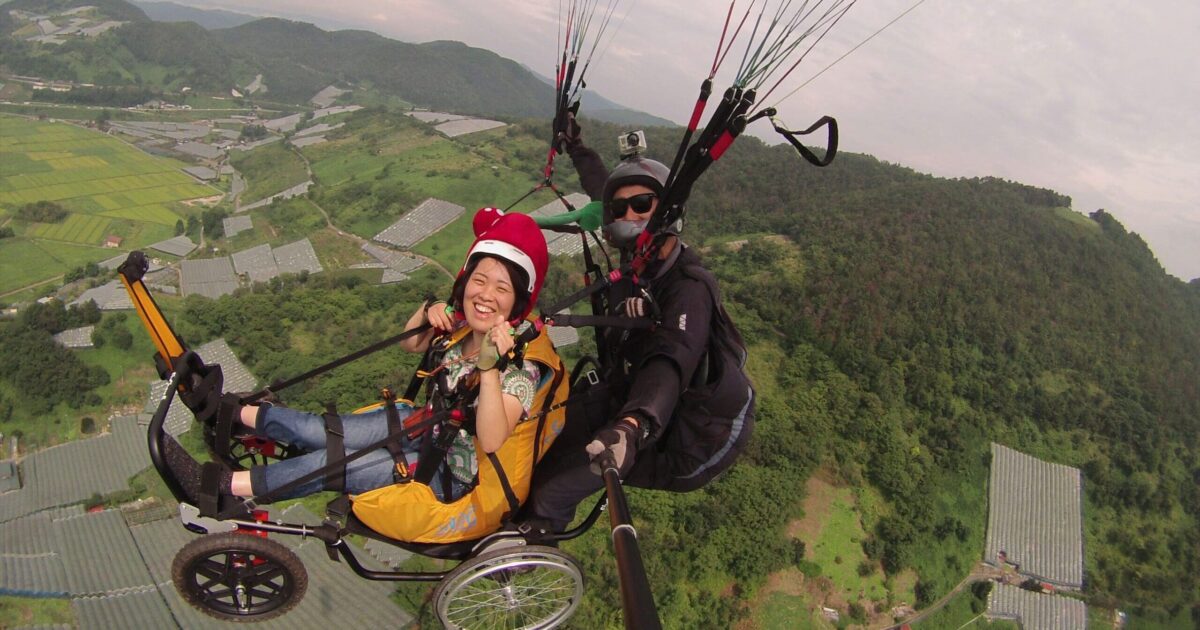 【空のバリアフリーを体験？】車椅子でも楽しめるパラグライダーを紹介！ – Ayumi
